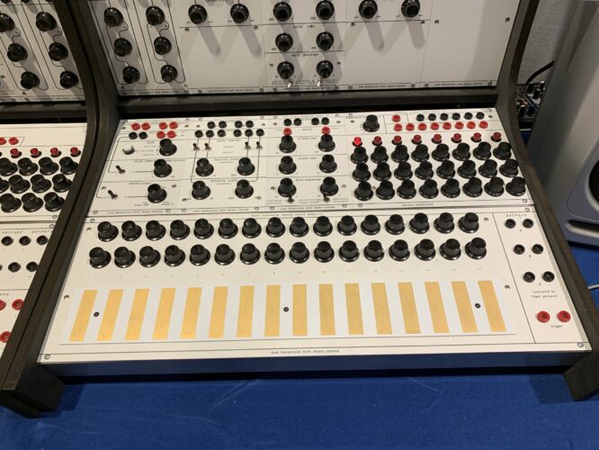 Buchla Box Original vs. Buchla Red Panel - System 100 Eurorack - Archiv ...